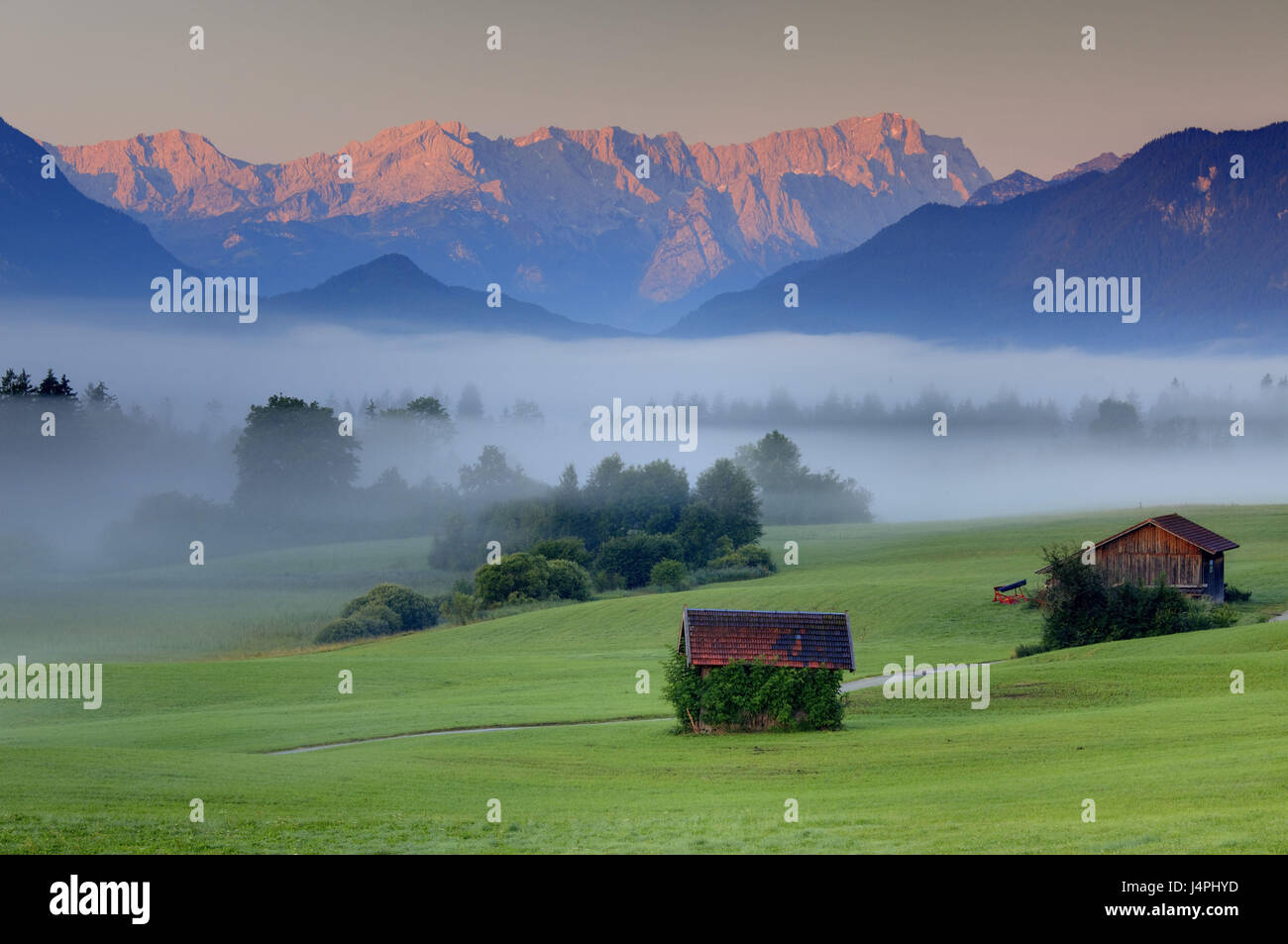 Murnauer moos mit zugspitze -Fotos und -Bildmaterial in hoher Auflösung ...