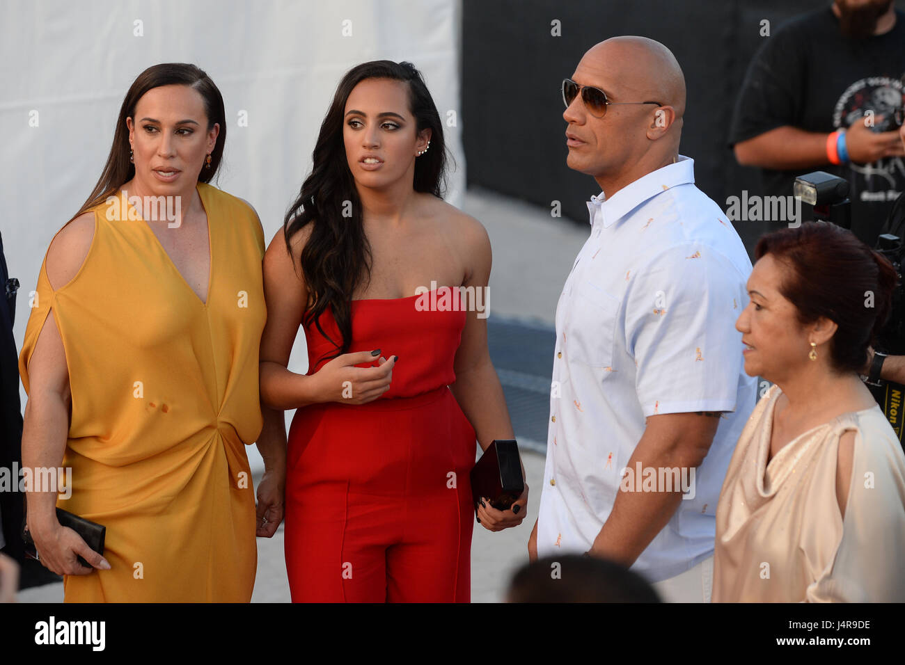 Miami Beach, FL, USA. 13. Mai 2017. Dwayne "The Rock" Johnson, Simone ...