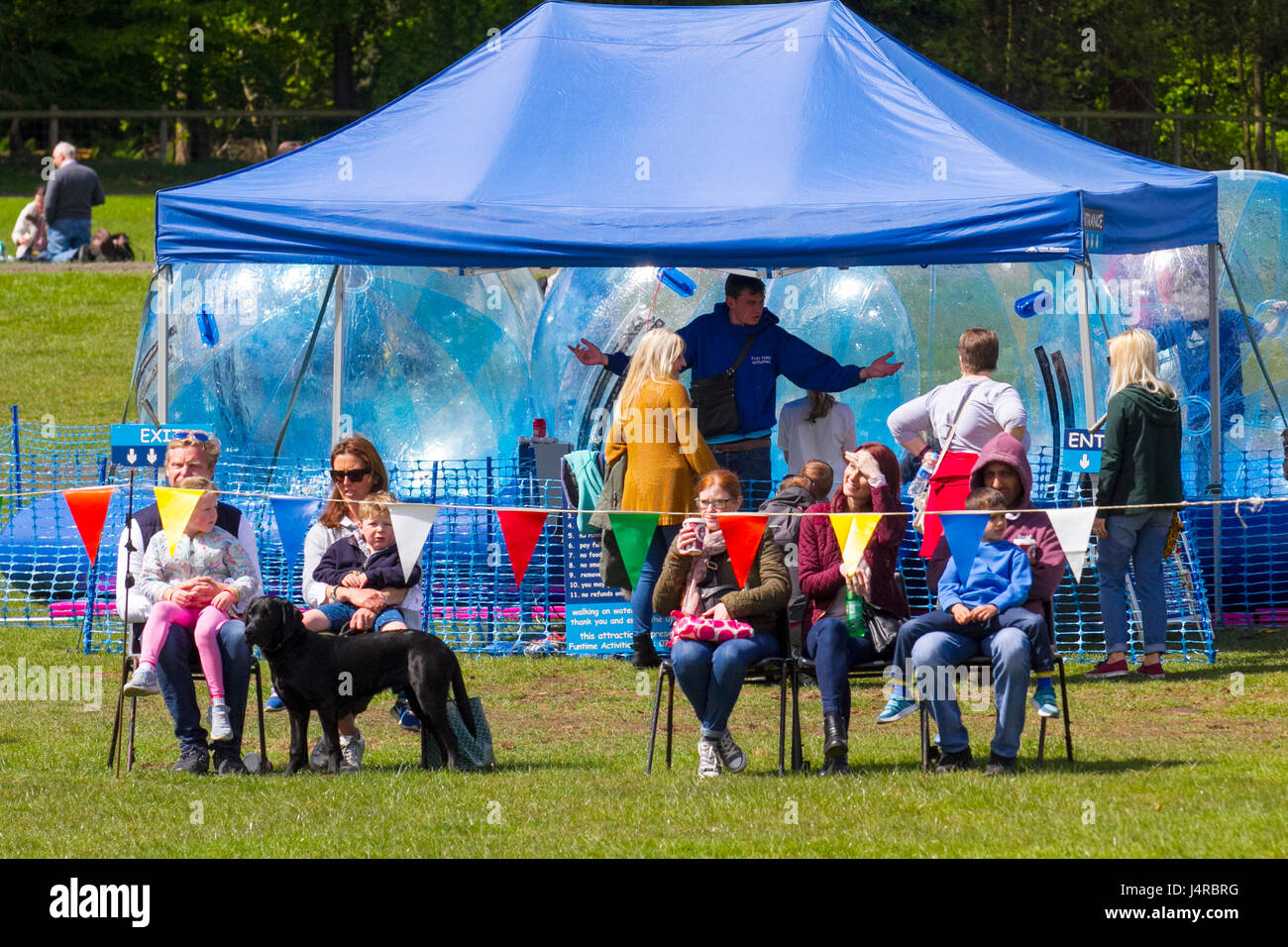 Aufblasbarer wasserrollenball -Fotos und -Bildmaterial in hoher ...