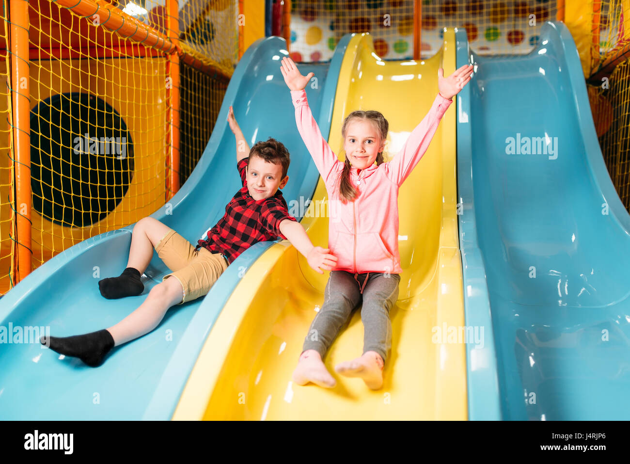 Kleine Kinder reiten von Kinder rutschen im game-Center. Glückliche ...