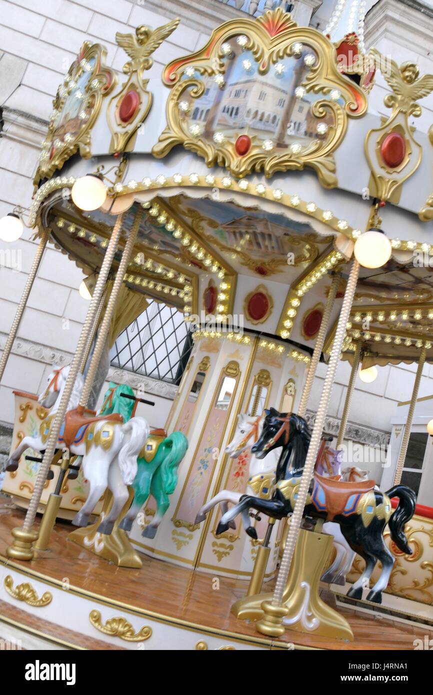 Kinder reiten karussell -Fotos und -Bildmaterial in hoher Auflösung – Alamy