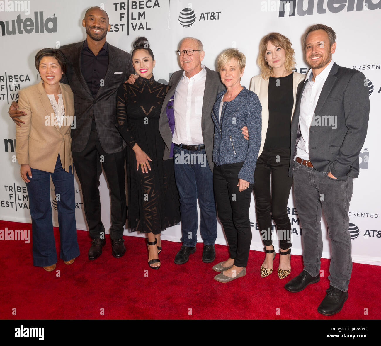 NEW YORK, NY - 22. April 2017: Gennie Felge (L-R), Kobe Bryant, Vanessa ...