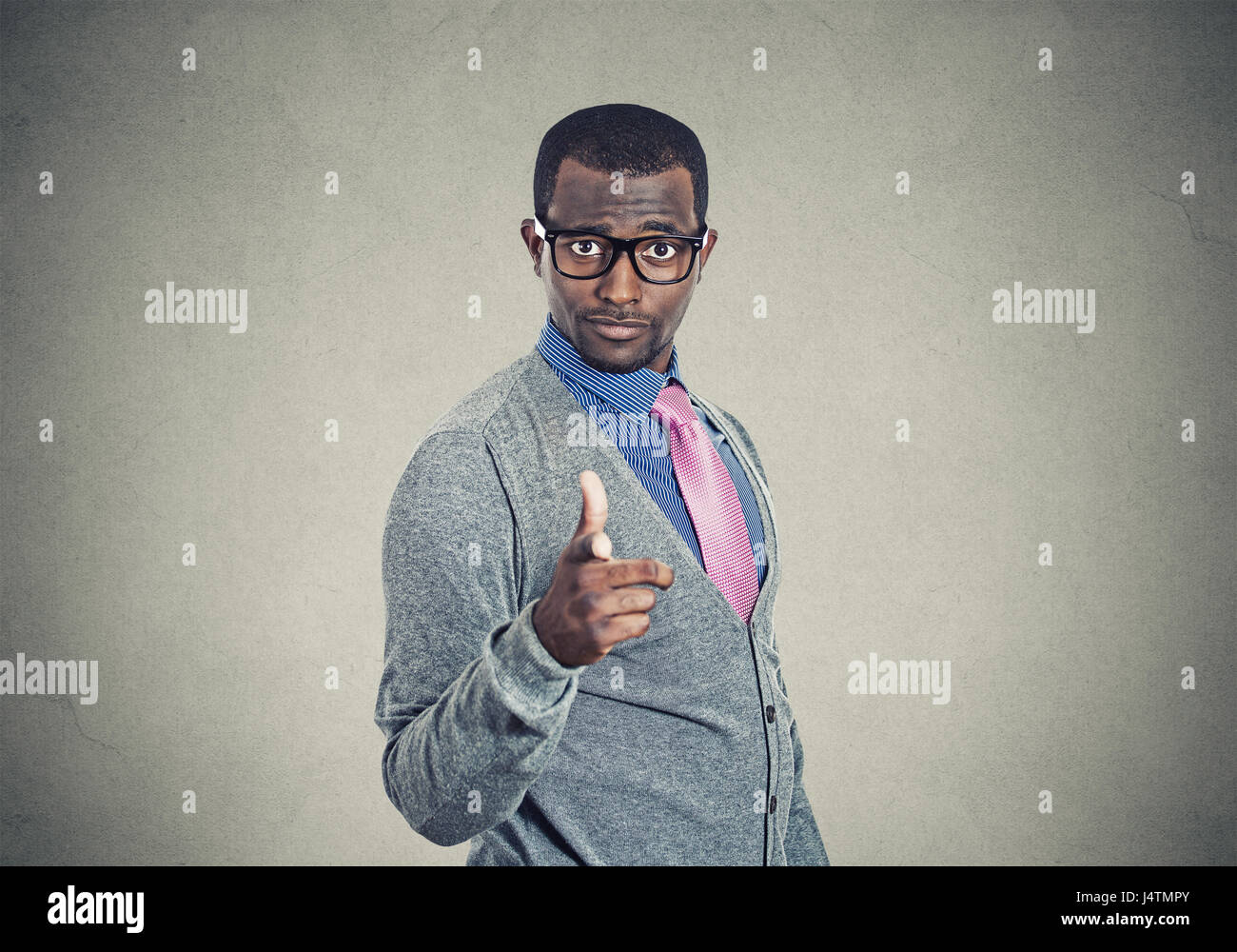 Zeigefinger auf die kamera -Fotos und -Bildmaterial in hoher Auflösung – Alamy