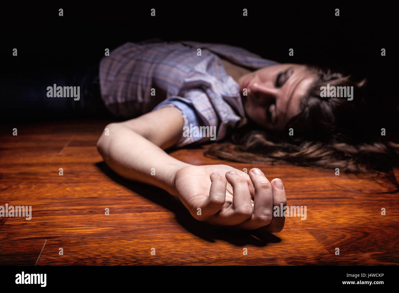 Körper der toten Frau. Konzentrieren Sie sich auf Seite Stockfotografie ...