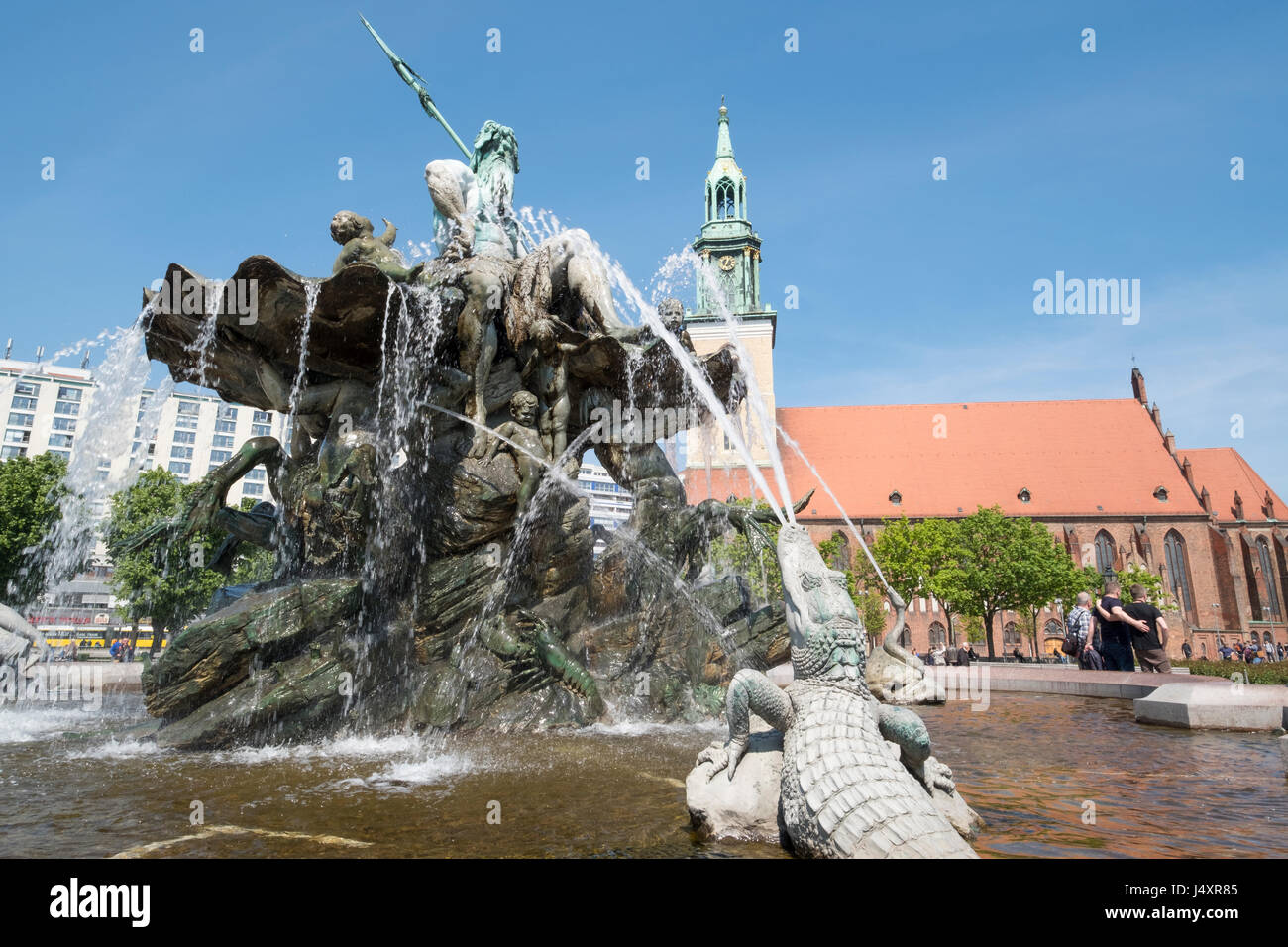 Neptunbrunnen am alexanderplatz -Fotos und -Bildmaterial in hoher ...