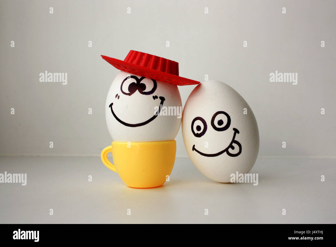 Ein Ei mit einem Gesicht. Lustig und süß. SAD IN DEN HUT. AMIGO. LIEBE ...