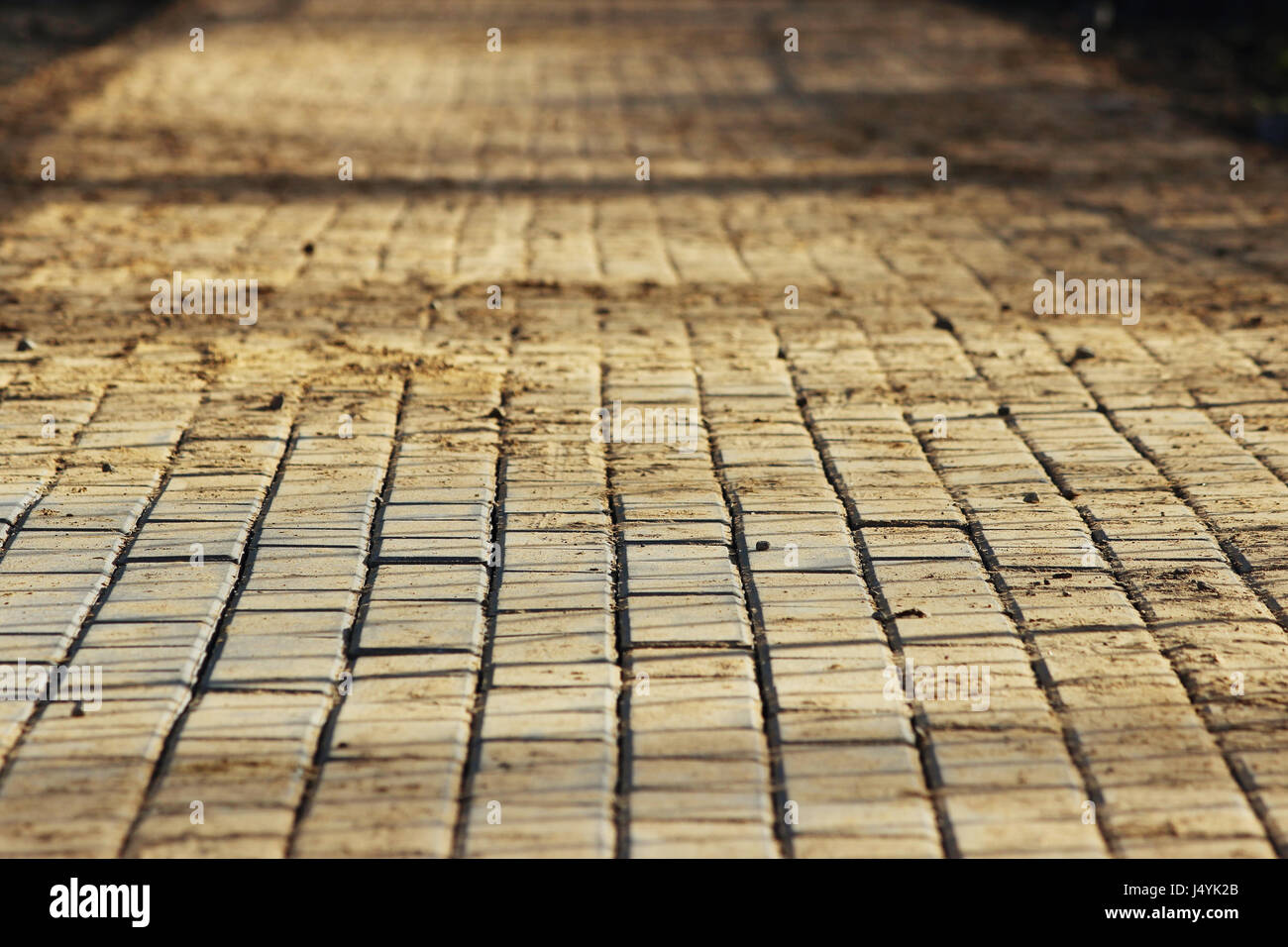 Reparatur des Bürgersteigs. Neue reparierte Gehweg mit Pflaster Fliesen ...