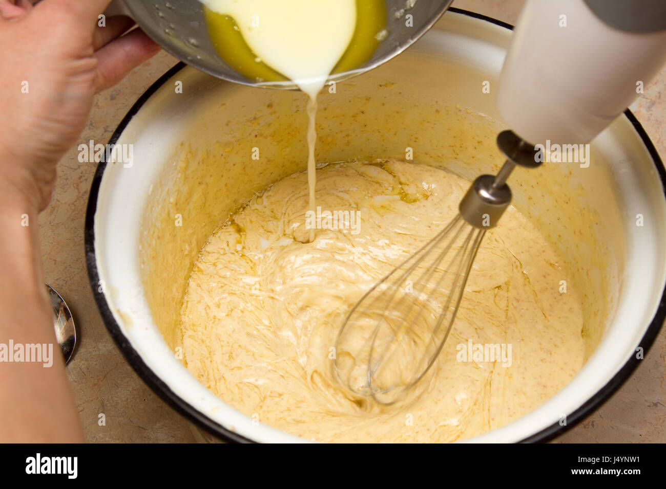 Einen Teig mischen Stockfotografie - Alamy