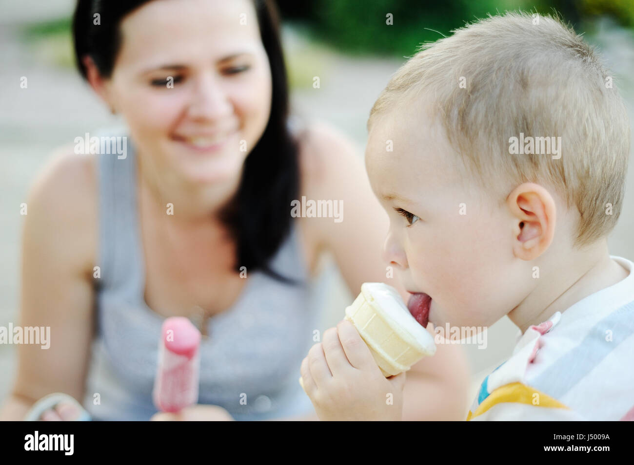 Baby eiscreme -Fotos und -Bildmaterial in hoher Auflösung – Alamy