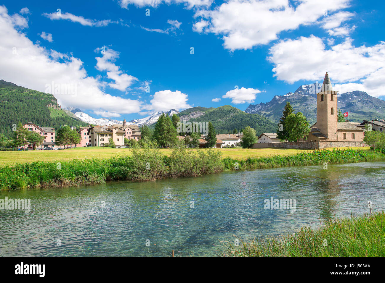 Village sils maria lake sils -Fotos und -Bildmaterial in hoher ...