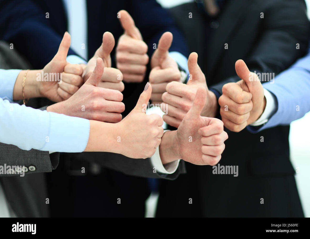 Jubel Geschäftsleute halten viele Daumen Daumen hoch Stockfotografie ...