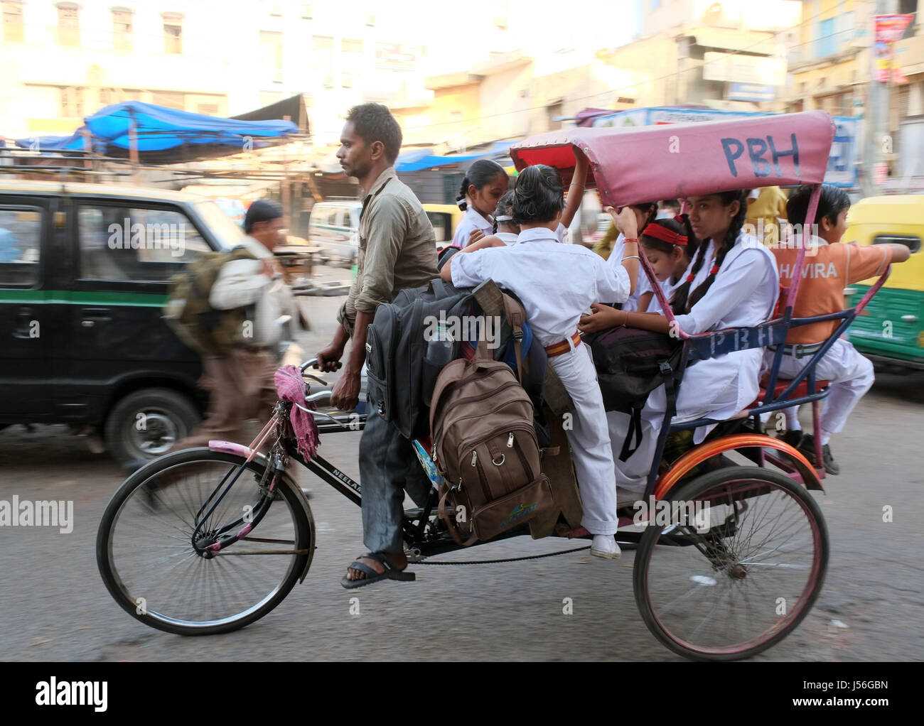 Overloaded rickshaw -Fotos und -Bildmaterial in hoher Auflösung – Alamy