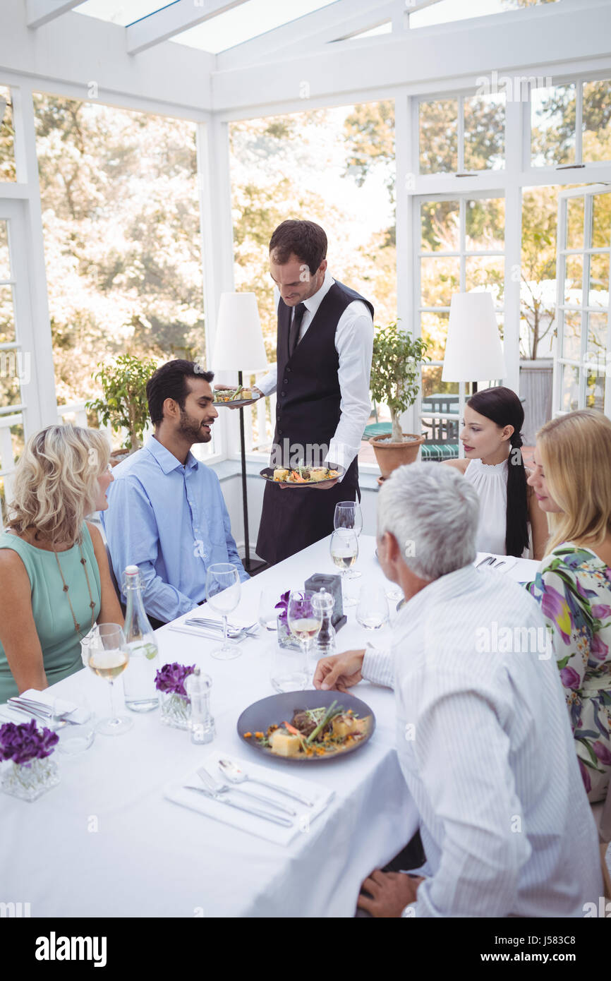 Waiter serving food -Fotos und -Bildmaterial in hoher Auflösung – Alamy