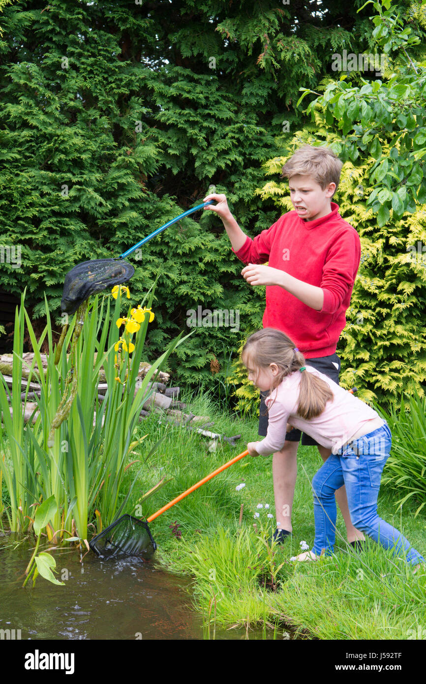 Kinder entdecken die natur -Fotos und -Bildmaterial in hoher Auflösung ...