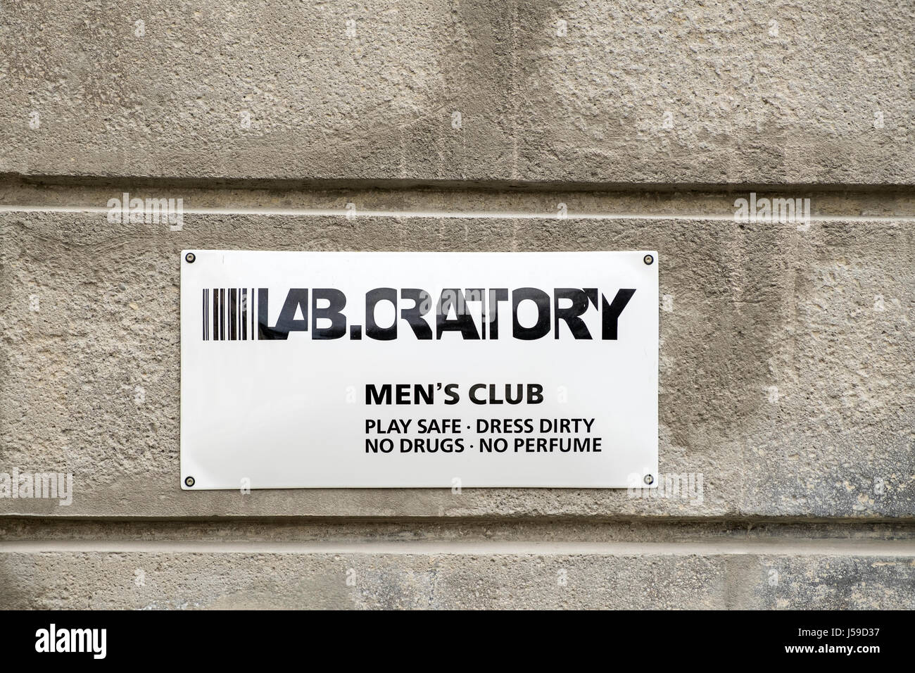 Außenansicht der Eingang zum Schwulen Nachtclub Lab.oratory in Berlin ...