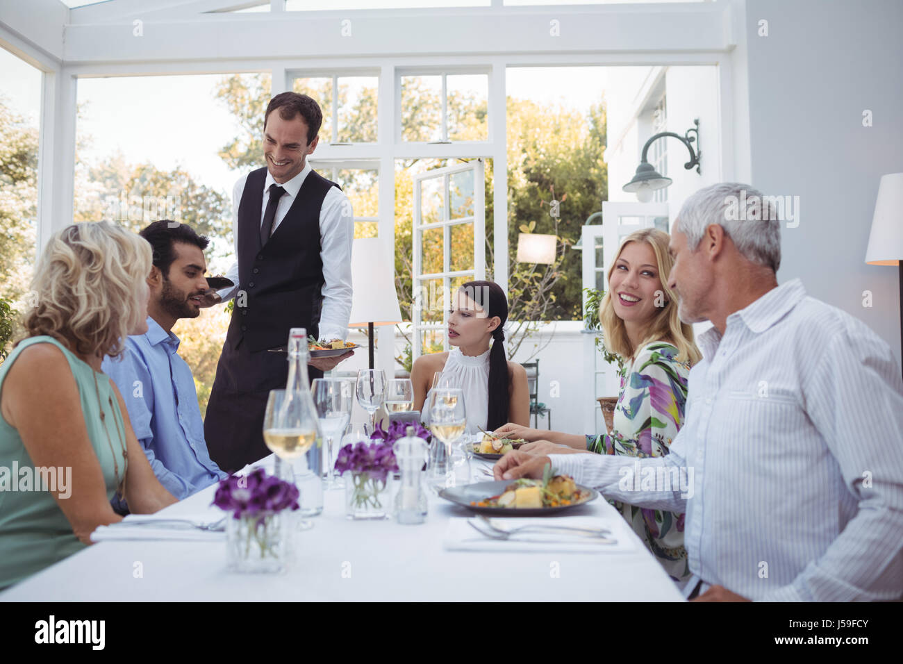 Kellner servieren von Speisen an Kunden im restaurant Stockfotografie ...