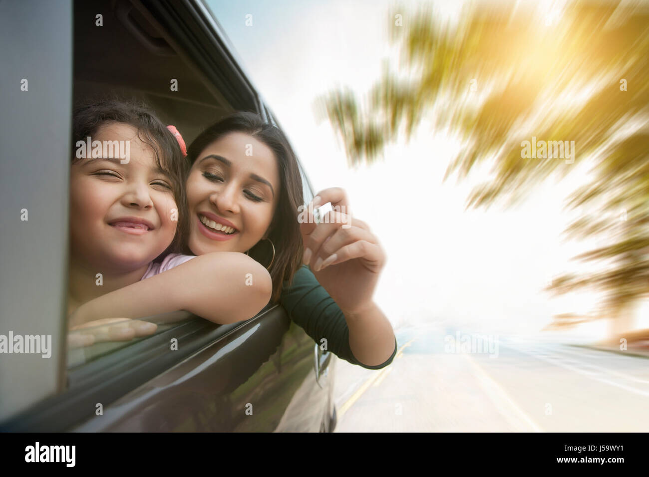 Mutter junge tochter auto -Fotos und -Bildmaterial in hoher Auflösung ...