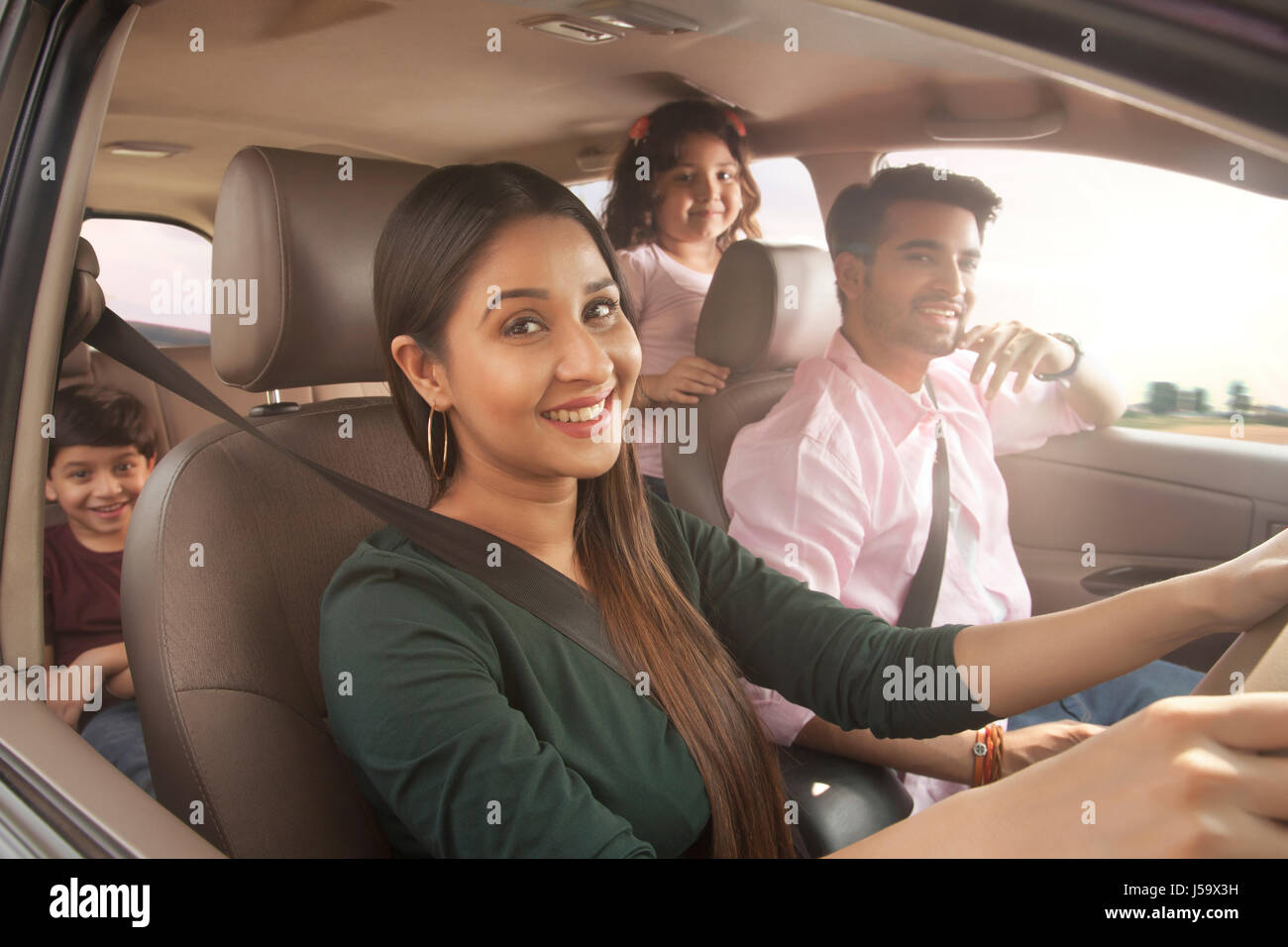 Mutter tochter road trip sitzend auto Stockfotos und -bilder Kaufen - Alamy