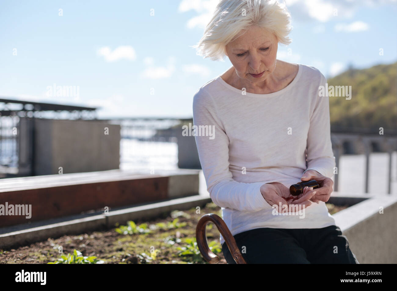 Frau peinlich berührt -Fotos und -Bildmaterial in hoher Auflösung – Alamy