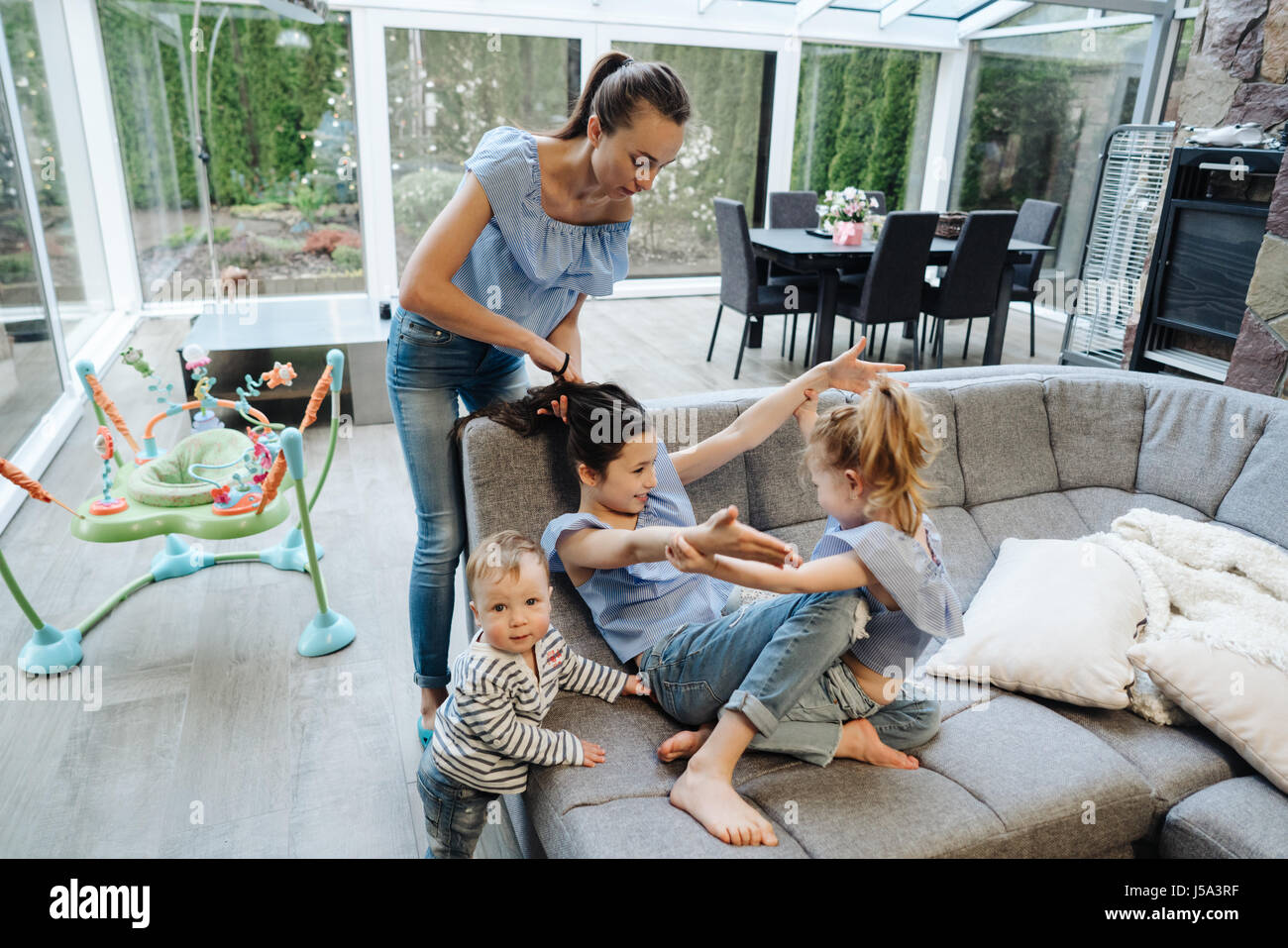 Mutter, zwei Töchter und einen kleinen Sohn auf der couch ...