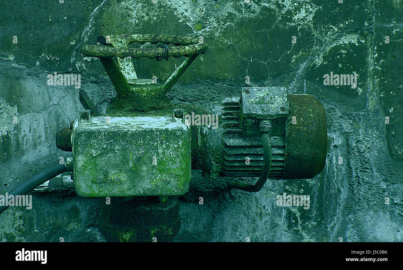 Rad Motor Antrieb motor maroden Rost verrostet Stahlwerk Grünspan Kabel ...