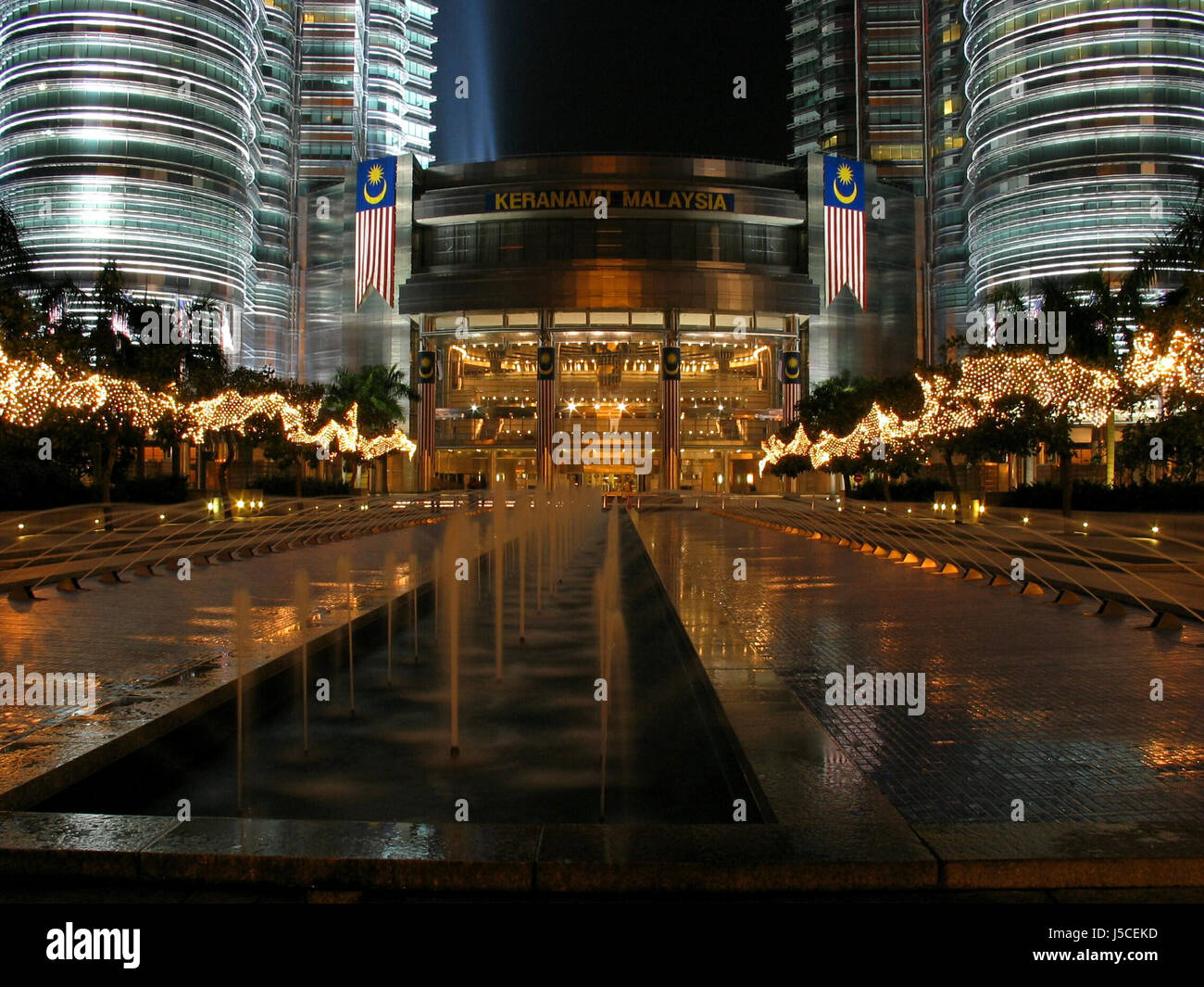 Entrance of petronas twin tower -Fotos und -Bildmaterial in hoher ...