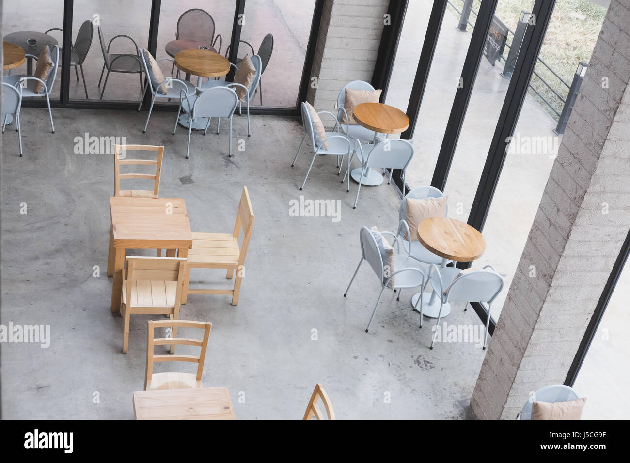 Tisch und Stuhl im Food-Court, Café, Coffee Shop, Cafeteria, Restaurant ...