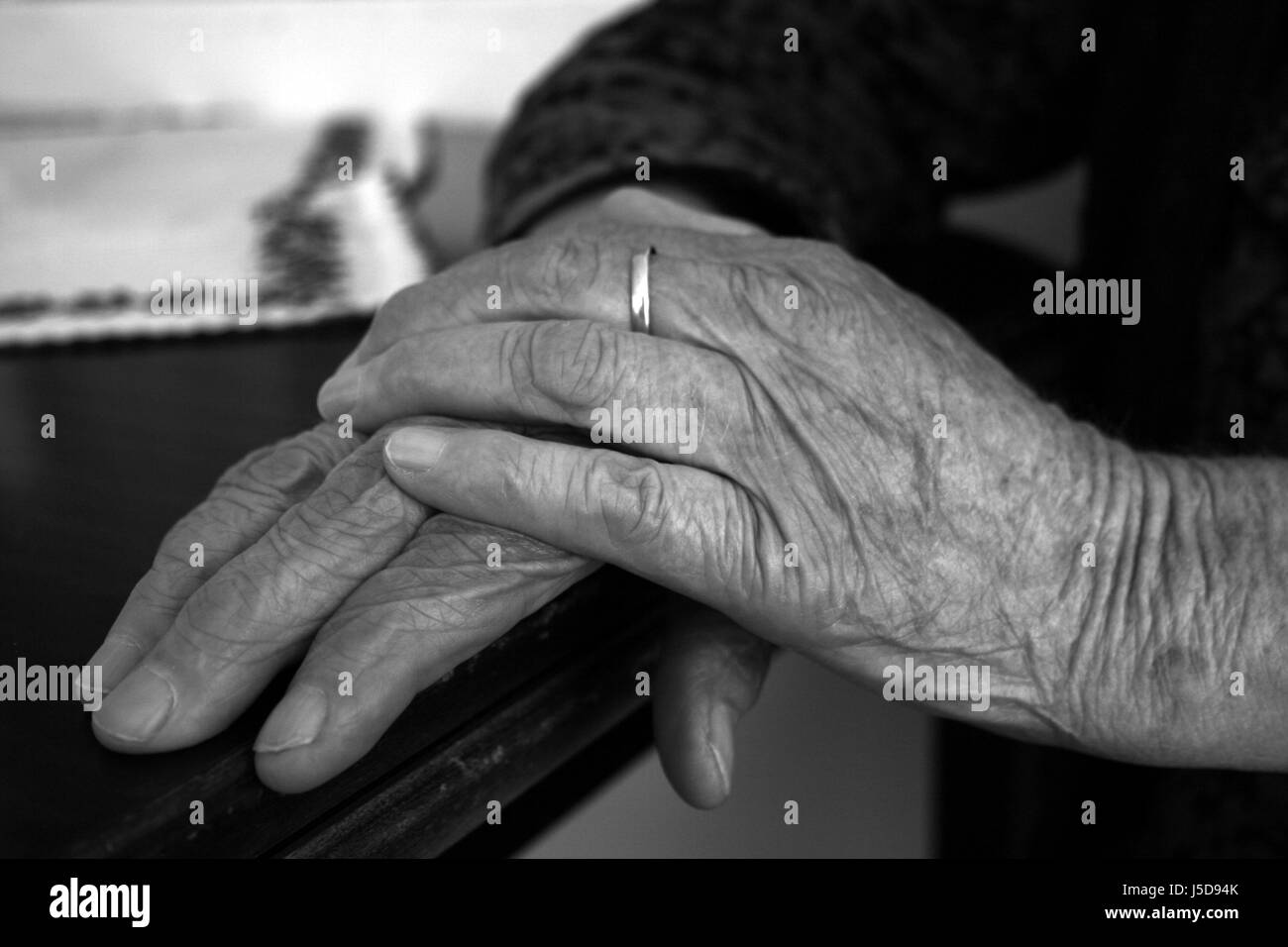 Alte menschliche hand mit adern Schwarzweiß-Stockfotos und -bilder - Alamy