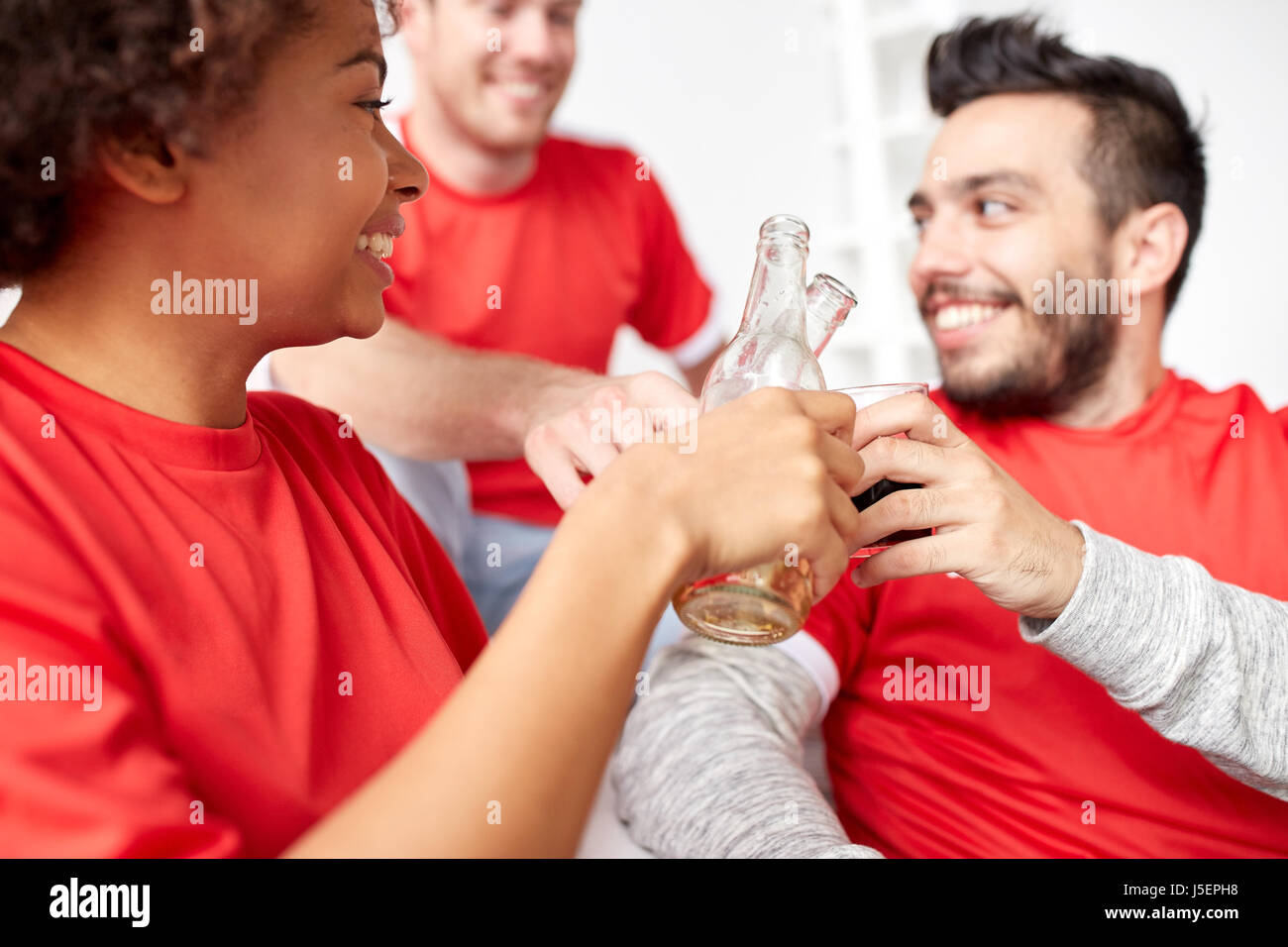 Glückliche Freunde oder Fußball-Fans mit Bier zu Hause Stockfotografie ...