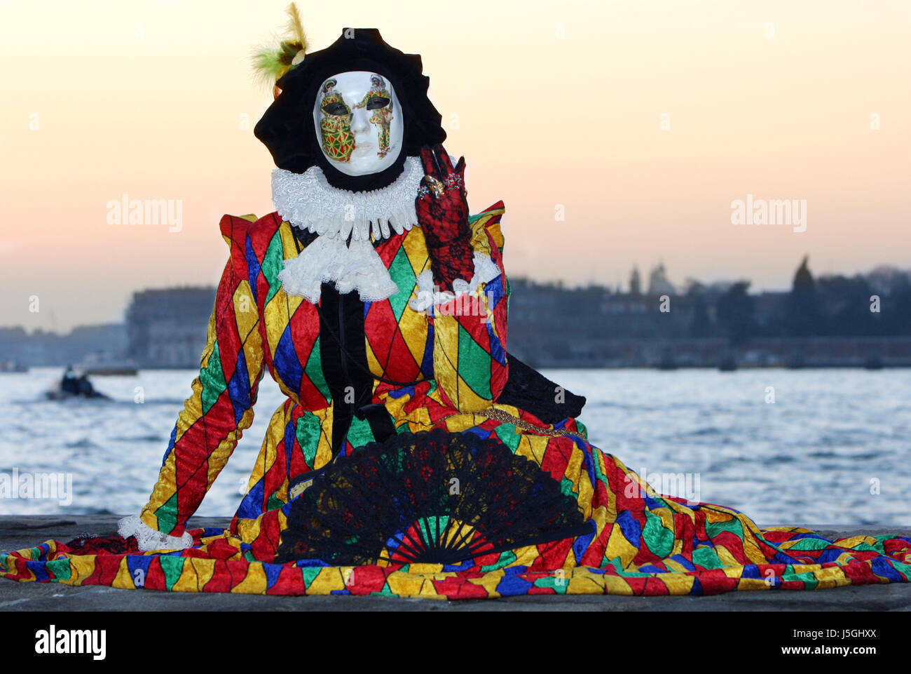 Harlekin sitzen -Fotos und -Bildmaterial in hoher Auflösung – Alamy