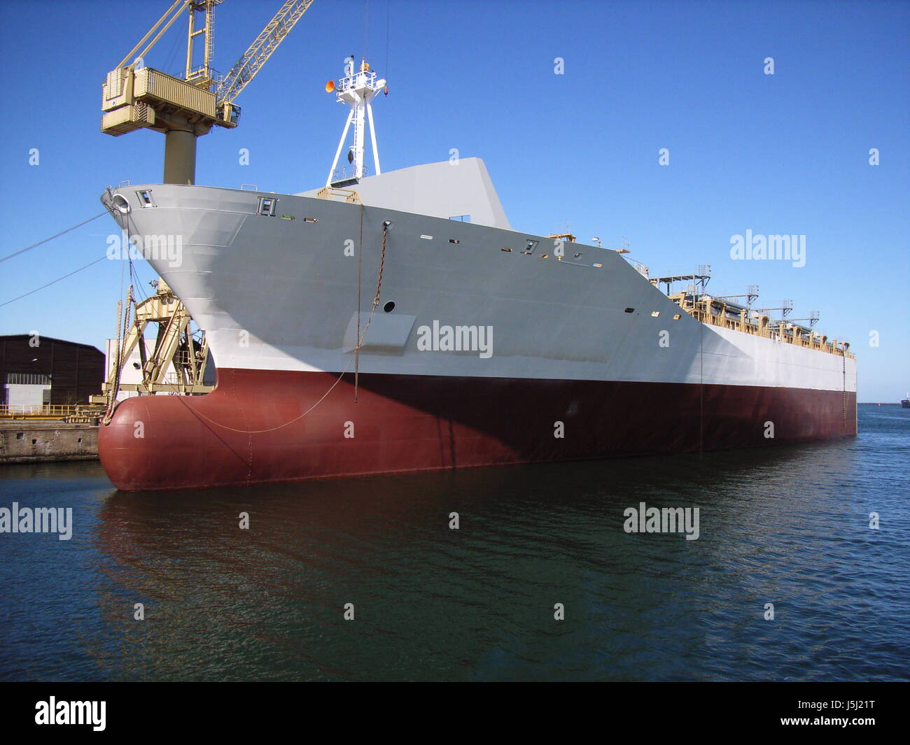 Moderne moderne Containerschiff Werft Neubau Produktion Frachter pier ...