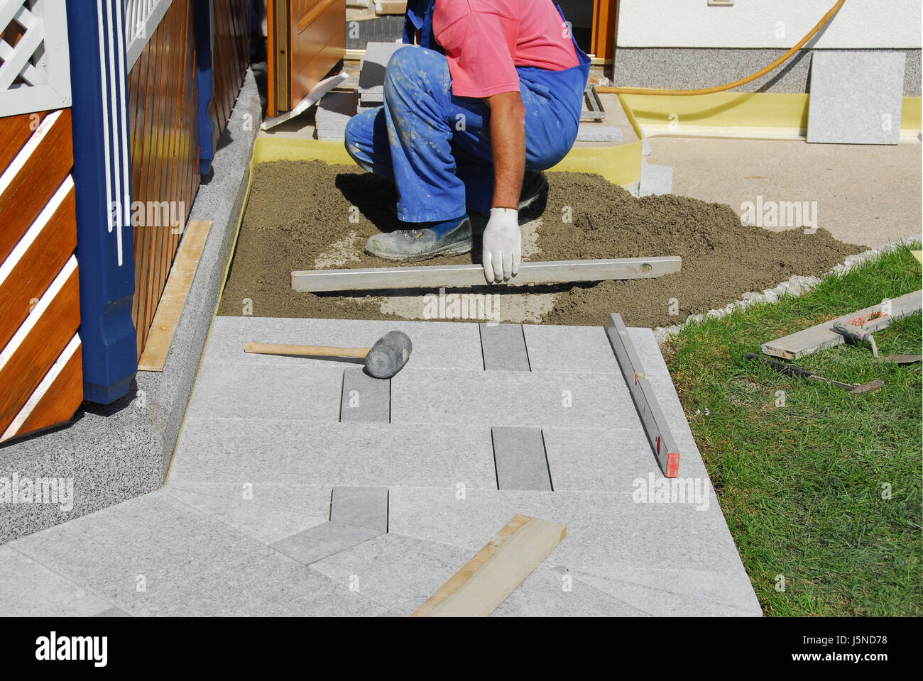 Platten verlegen -Fotos und -Bildmaterial in hoher Auflösung – Alamy