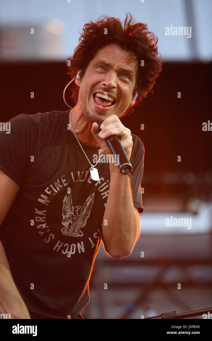 CHRIS CORNELL die live bei The KROQ L.A. Invasion im Home Depot Center ...