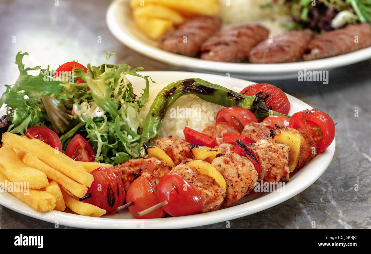 Spieß und pommes -Fotos und -Bildmaterial in hoher Auflösung – Alamy