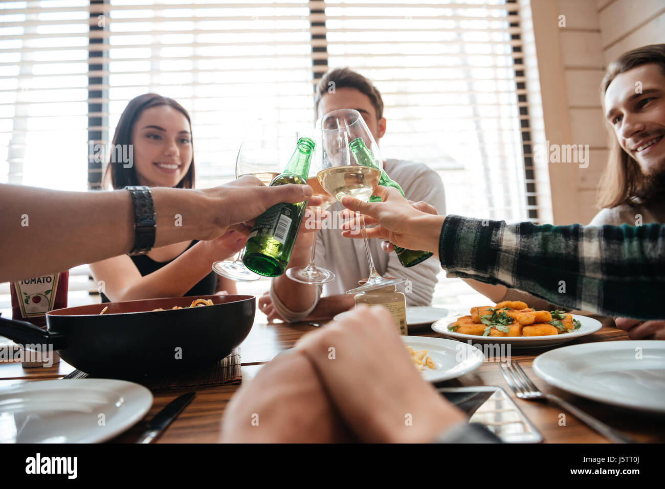 Seitenansicht einer Gruppe von jungen Leuten sagen Prost und gesundes ...