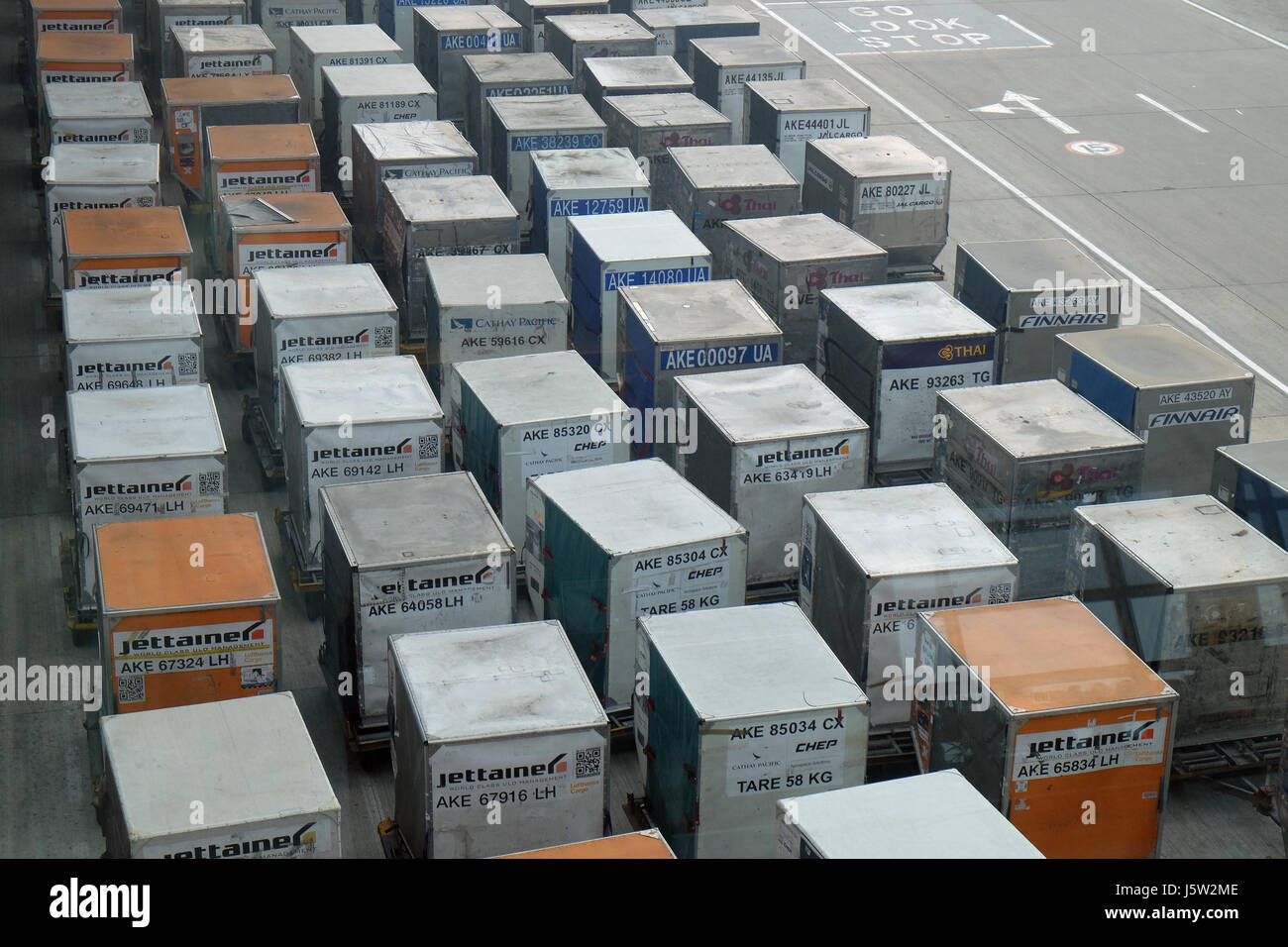 Cargo containers aircraft -Fotos und -Bildmaterial in hoher Auflösung ...