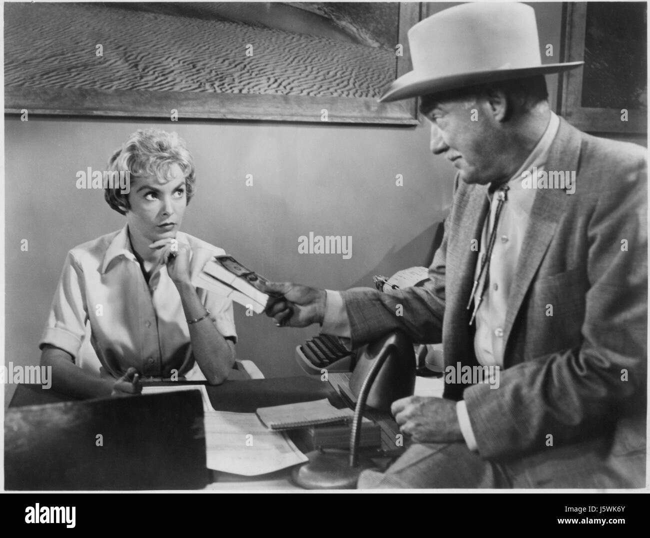 Janet Leigh, Frank Albertson, am Set des Films, "Psycho", 1960 ...