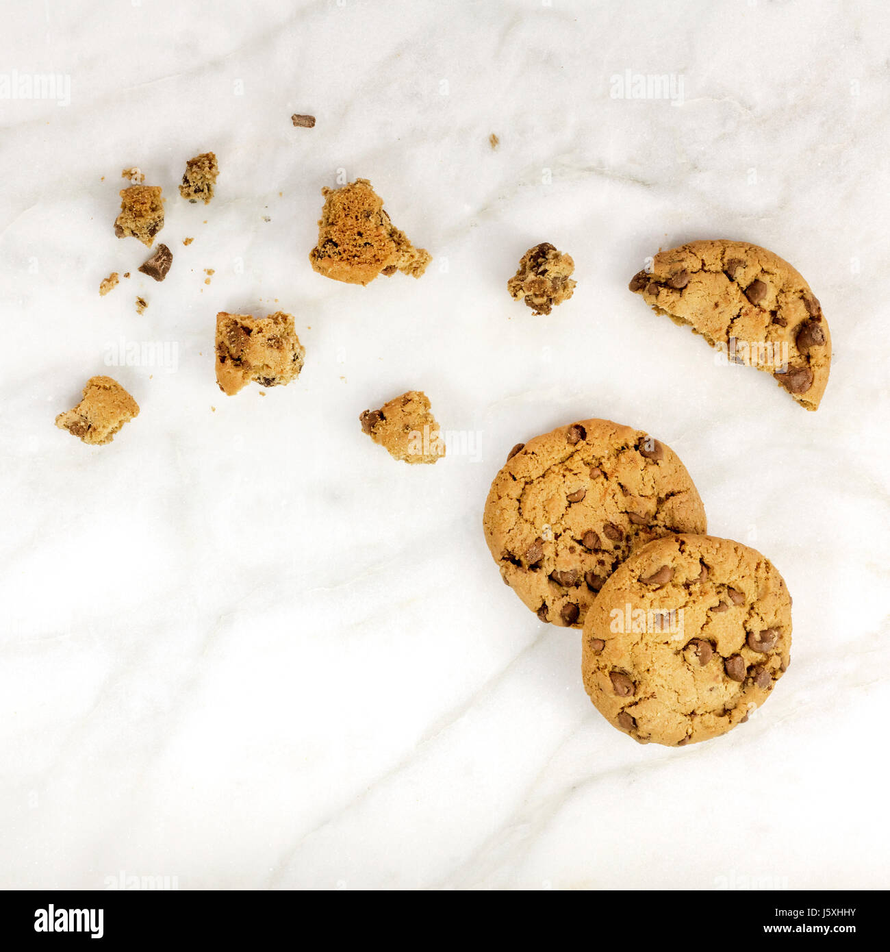 Chocolate chips Cookies und Krümel von oben auf weißem Marmor ...