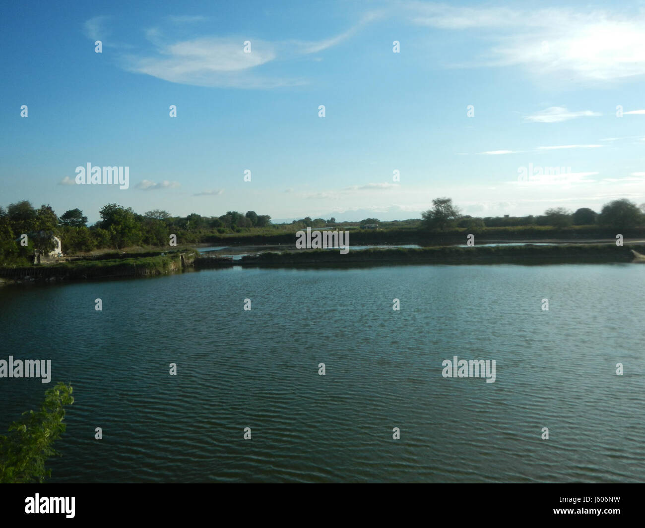 Dieses Bild konzentriert sich auf die Straßen und Brücken in San ...