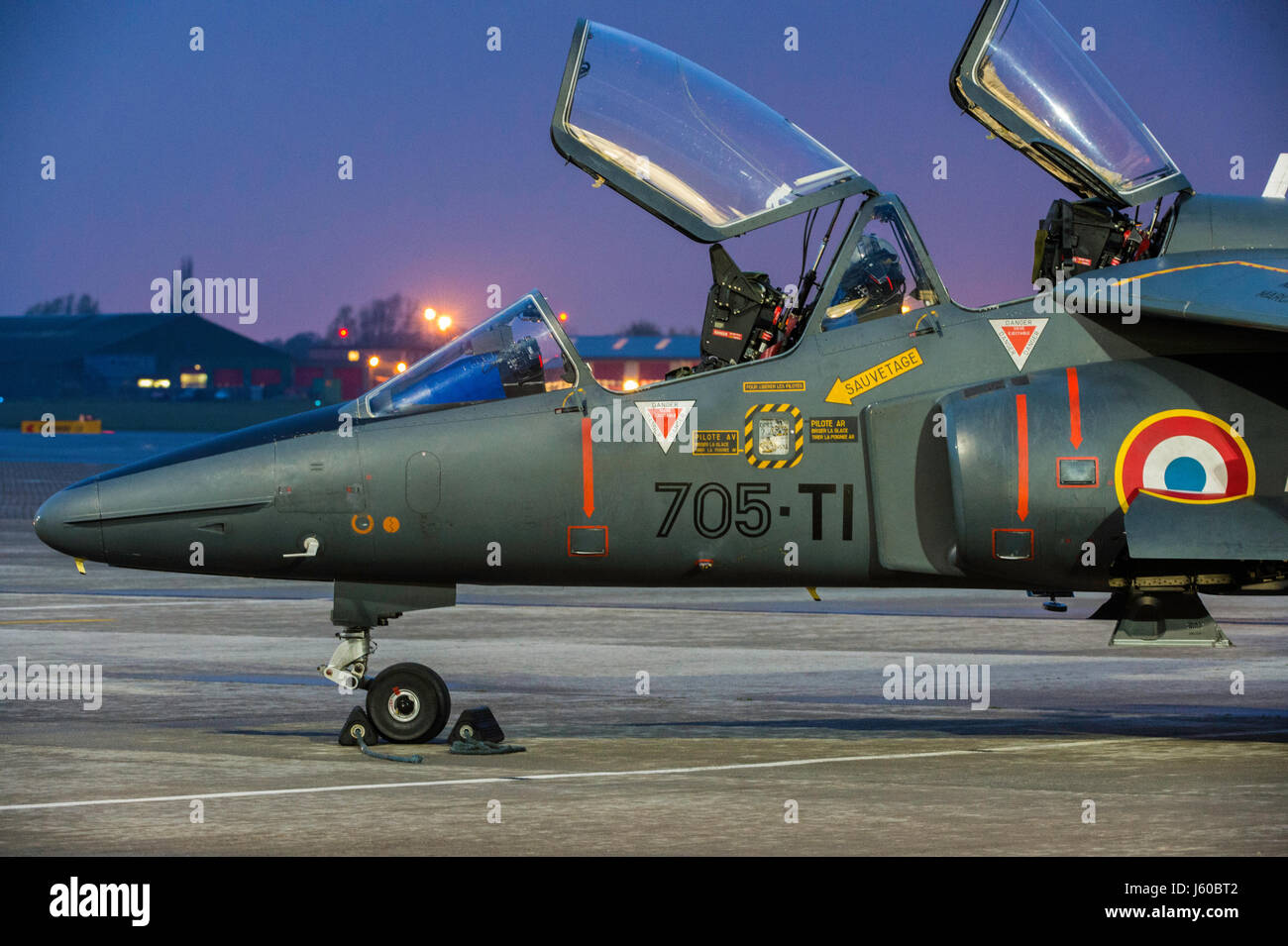 Französische Luftwaffe Alpha Jet an RAF Northolt bei Nacht ...