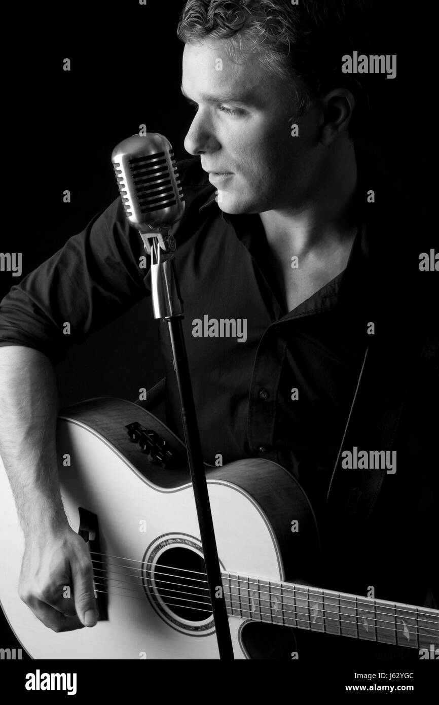 Junger mann spielt musik Schwarzweiß-Stockfotos und -bilder - Alamy
