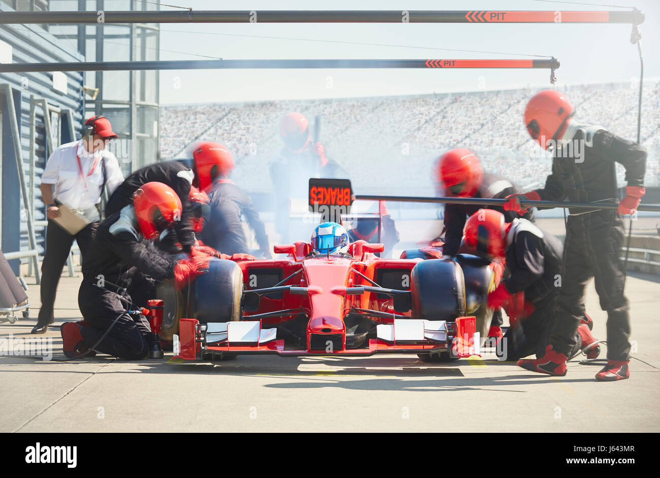 Boxencrew arbeitet an Formel 1 Rennwagen in der Boxengasse ...