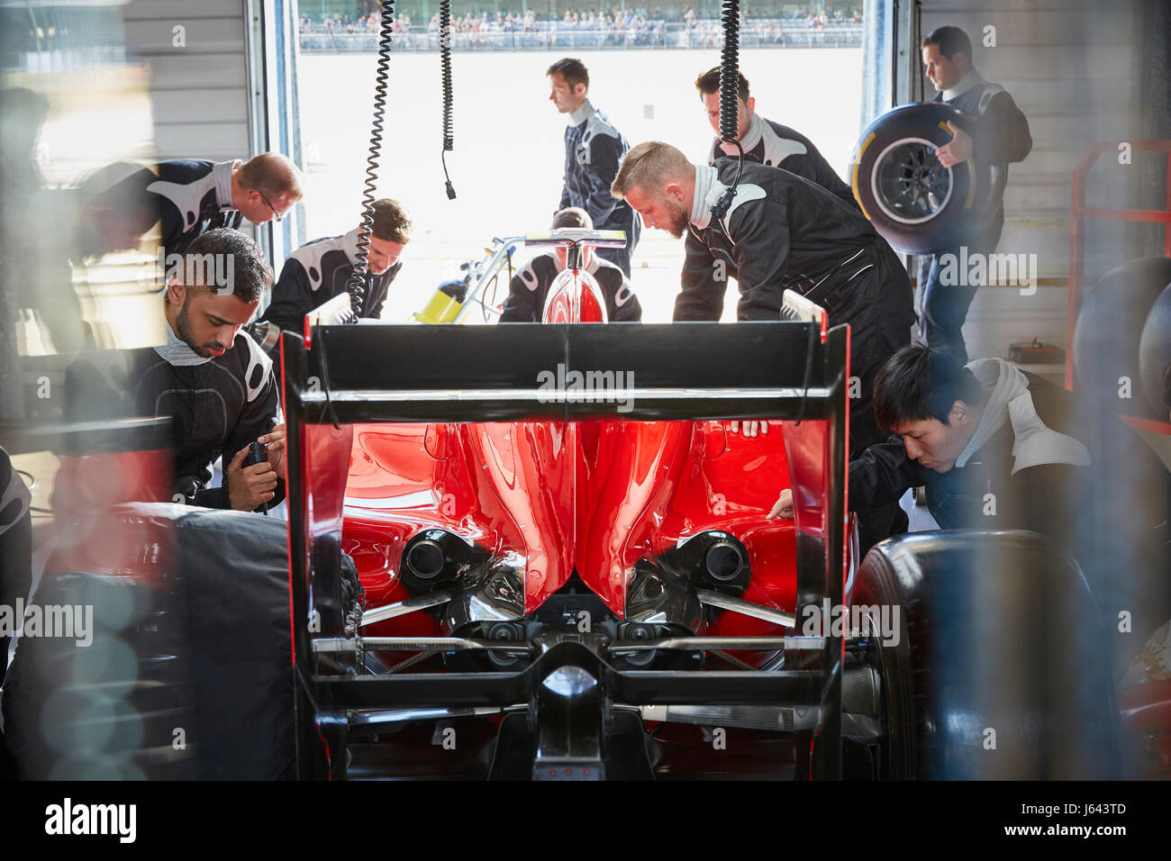 Boxencrew Vorbereitung Formel 1-Rennwagen in Werkstatt Stockfotografie ...