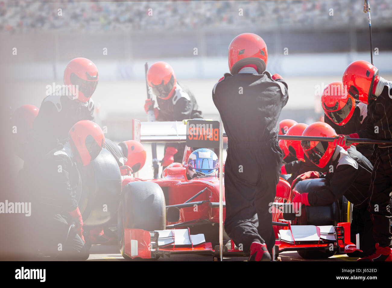 Rennfahrerin sturzhelm frau -Fotos und -Bildmaterial in hoher Auflösung ...