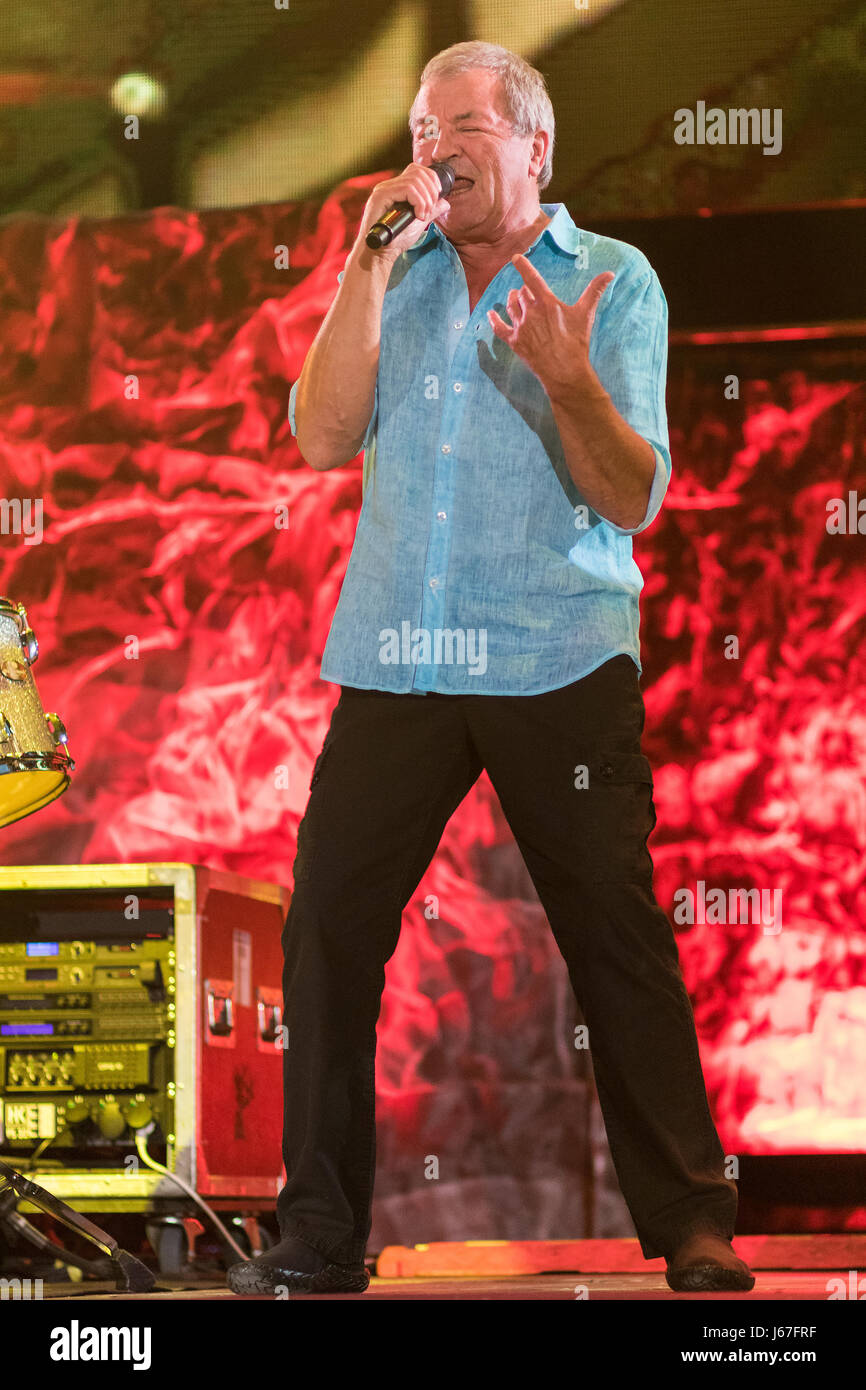 ZAGREB, Kroatien - 16. Mai 2017: Deep Purple Sänger Ian Gillan auf der ...
