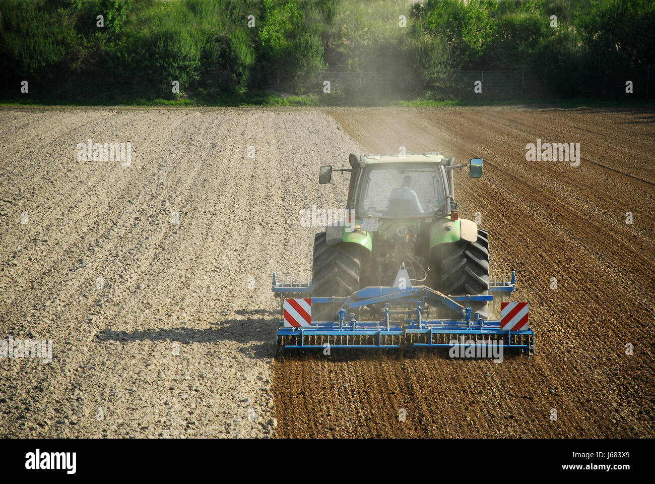 Hektar großen Traktor Bauer Schlepper Eggen Pflanze Feld Hektar großen ...