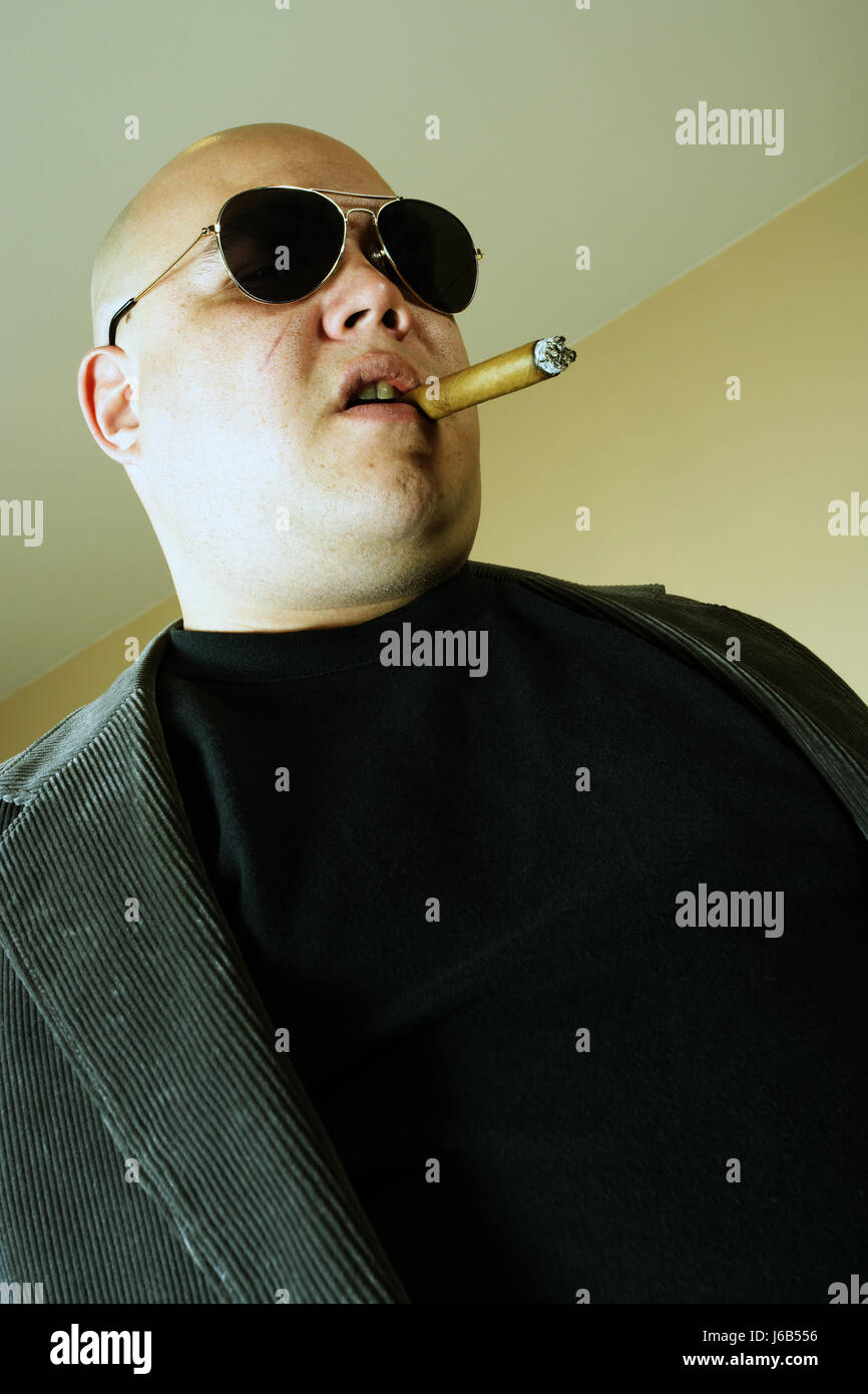 Dicker mann rauchen -Fotos und -Bildmaterial in hoher Auflösung – Alamy