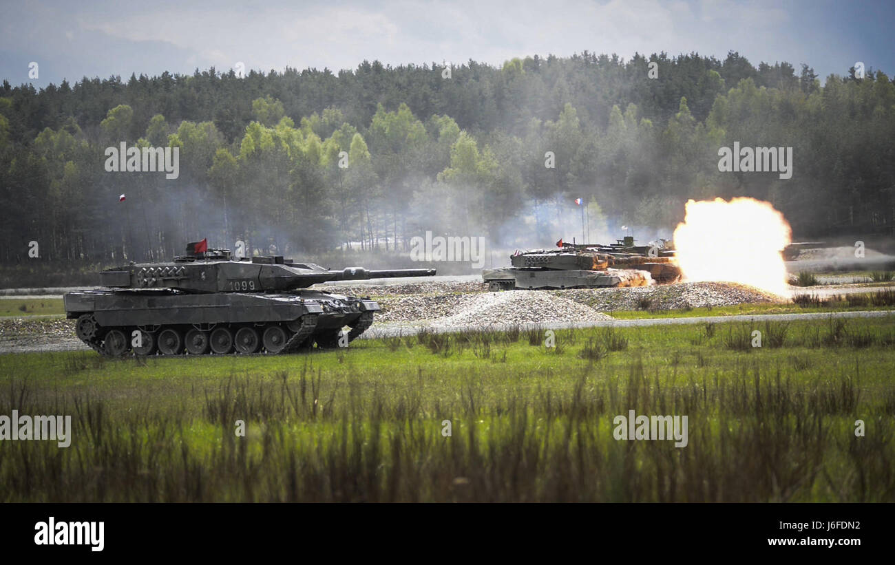 Ein polnische Leopard 2A5 Panzer feuert auf sein Ziel während der ...