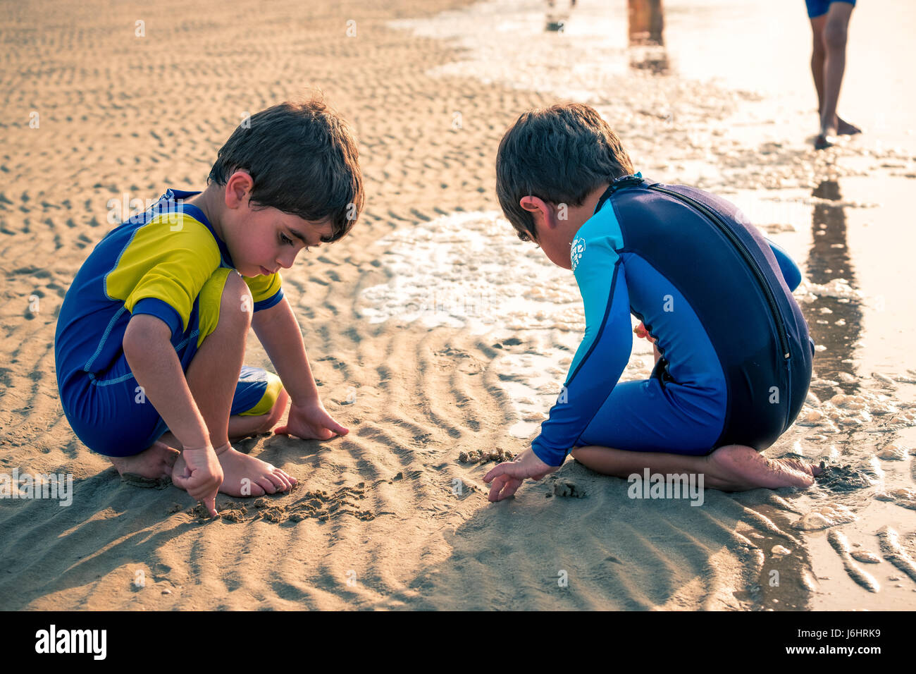 Kinder spaß am strand -Fotos und -Bildmaterial in hoher Auflösung – Alamy