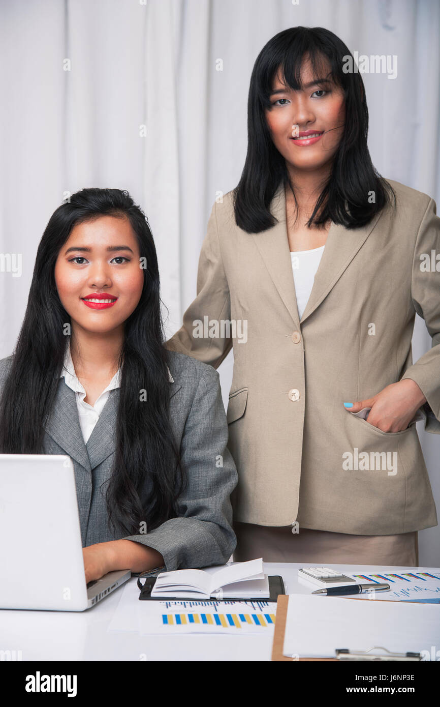 Junge assistenten -Fotos und -Bildmaterial in hoher Auflösung - Seite 2 ...